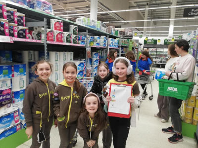2nd Bearsden Brownies help foodbank